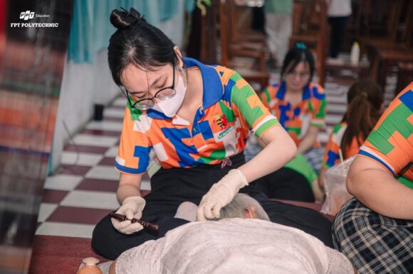 Sinh viên FPT Polytechnic lan toả yêu thương - Tạo nên giá trị - Bộ môn chăm sóc sức khoẻ và làm ...